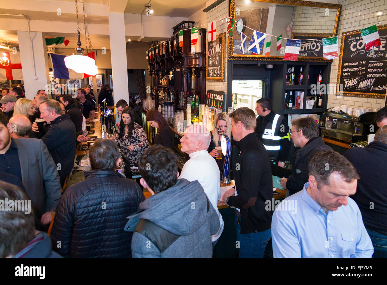 Crowded bar busy waiting hi-res stock photography and images - Alamy
