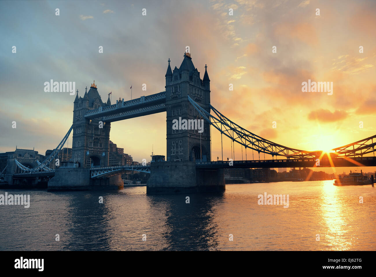 River thames silhouette bridge london hi-res stock photography and ...