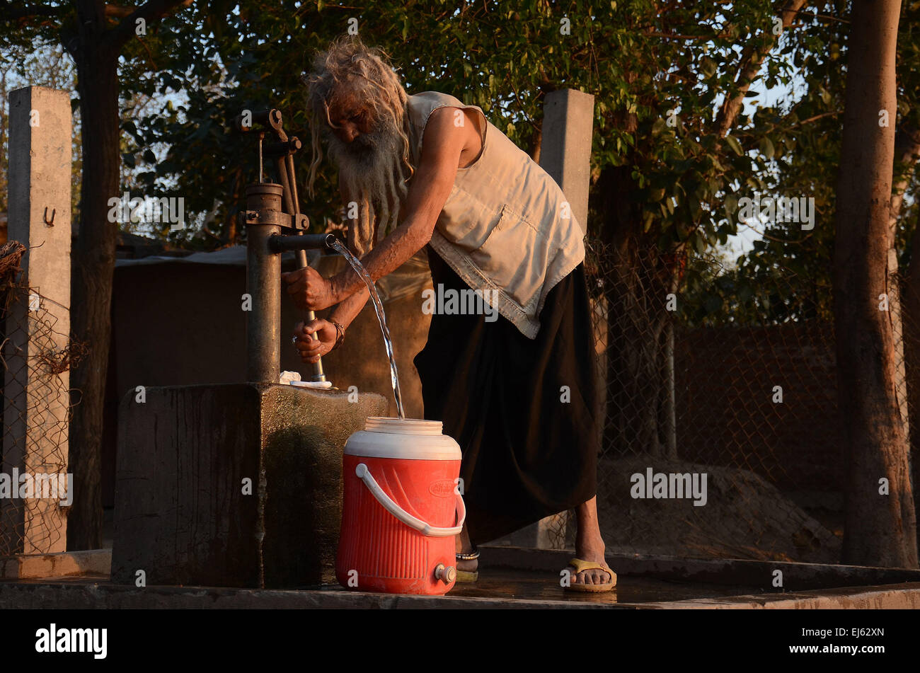 Lhore, Pakistan. 21st Mar, 2015. Pakistani slum residential take a part ...
