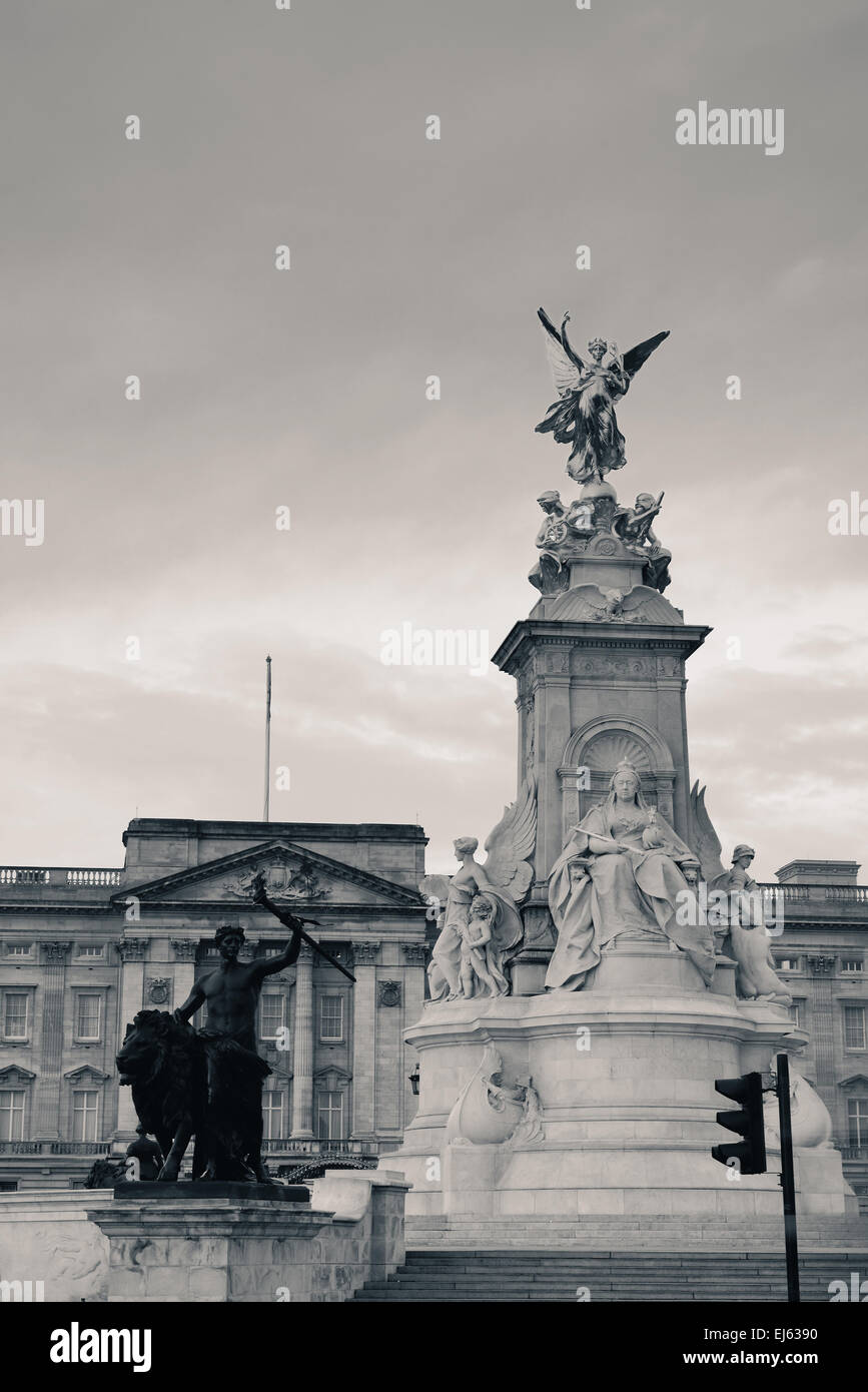 Buckingham Palace and statue in the morning in London Stock Photo - Alamy