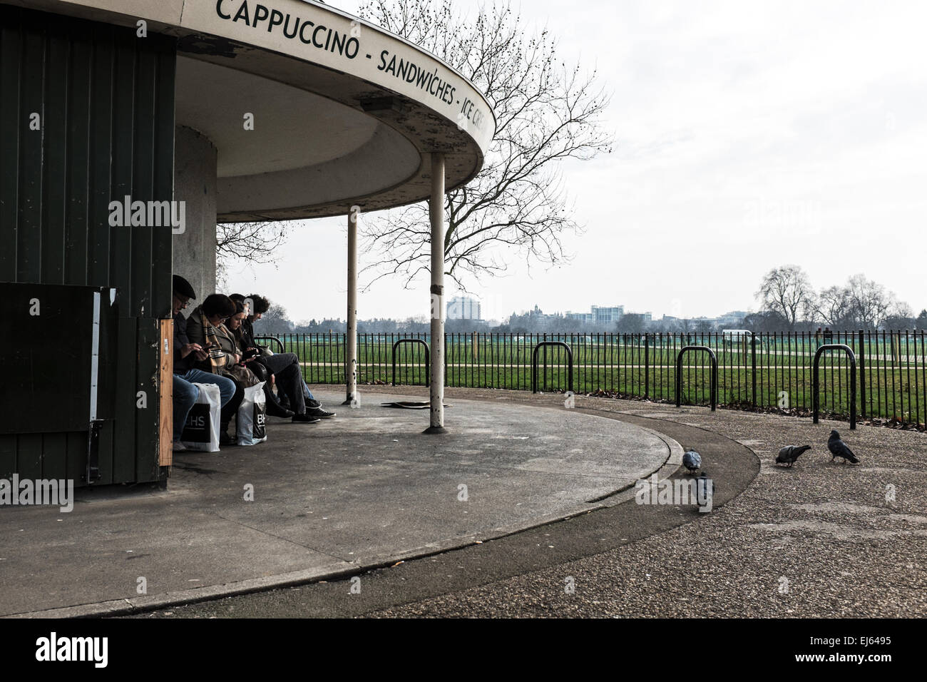 Bench sitters, Hyde park, London Stock Photo - Alamy