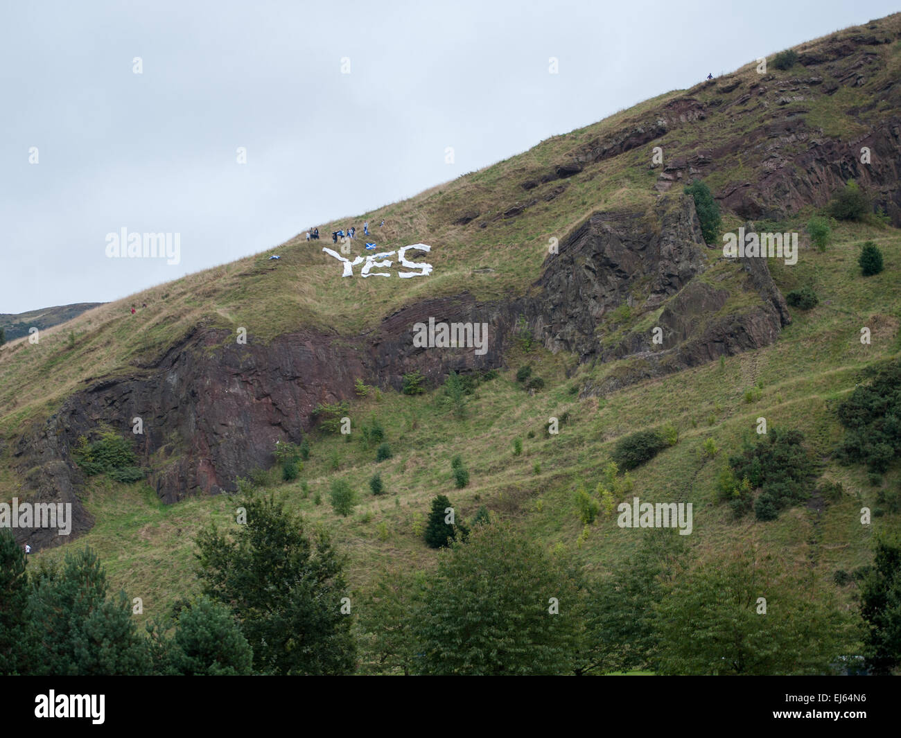 Scottish independence referendum - Yes campaigners place a giant 'Yes ...