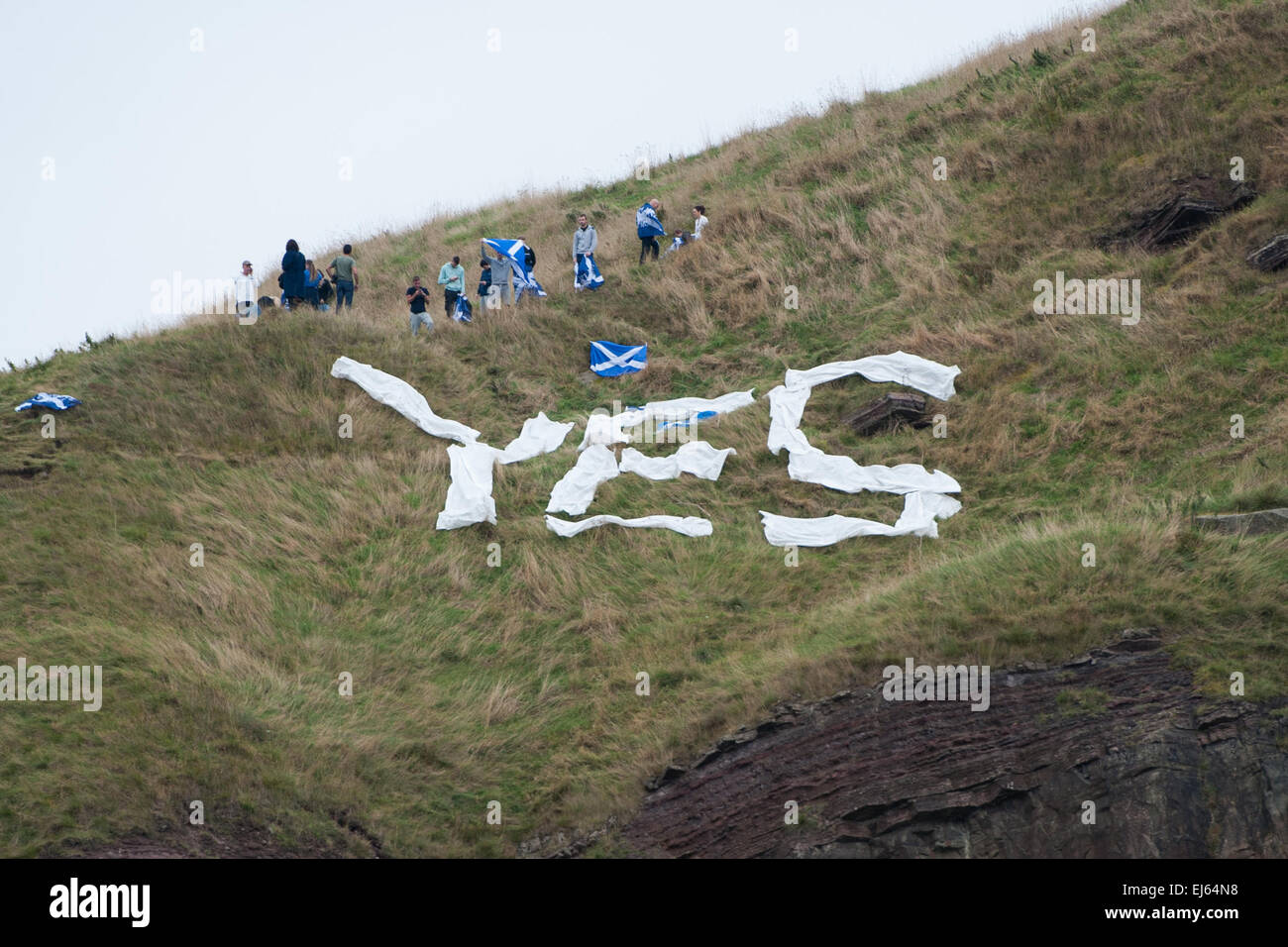 Scottish independence referendum - Yes campaigners place a giant 'Yes ...