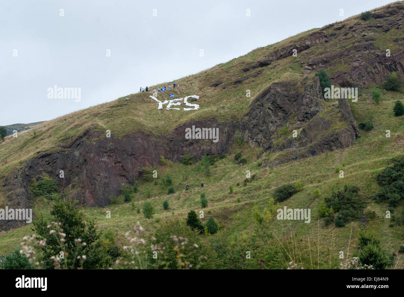 Scottish independence referendum - Yes campaigners place a giant 'Yes ...