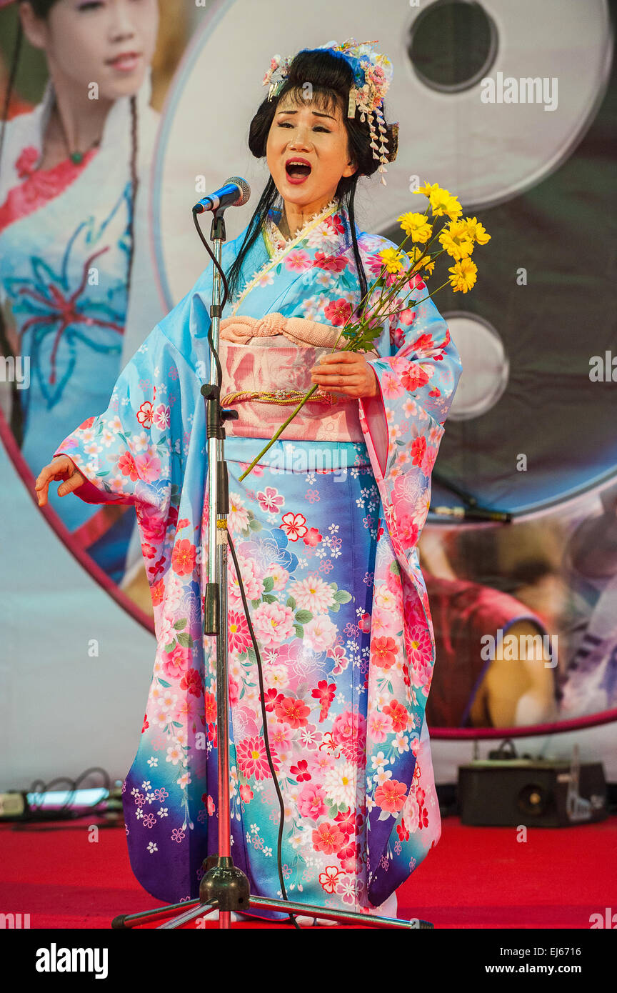 Cantante oriental hi-res stock photography and images - Alamy