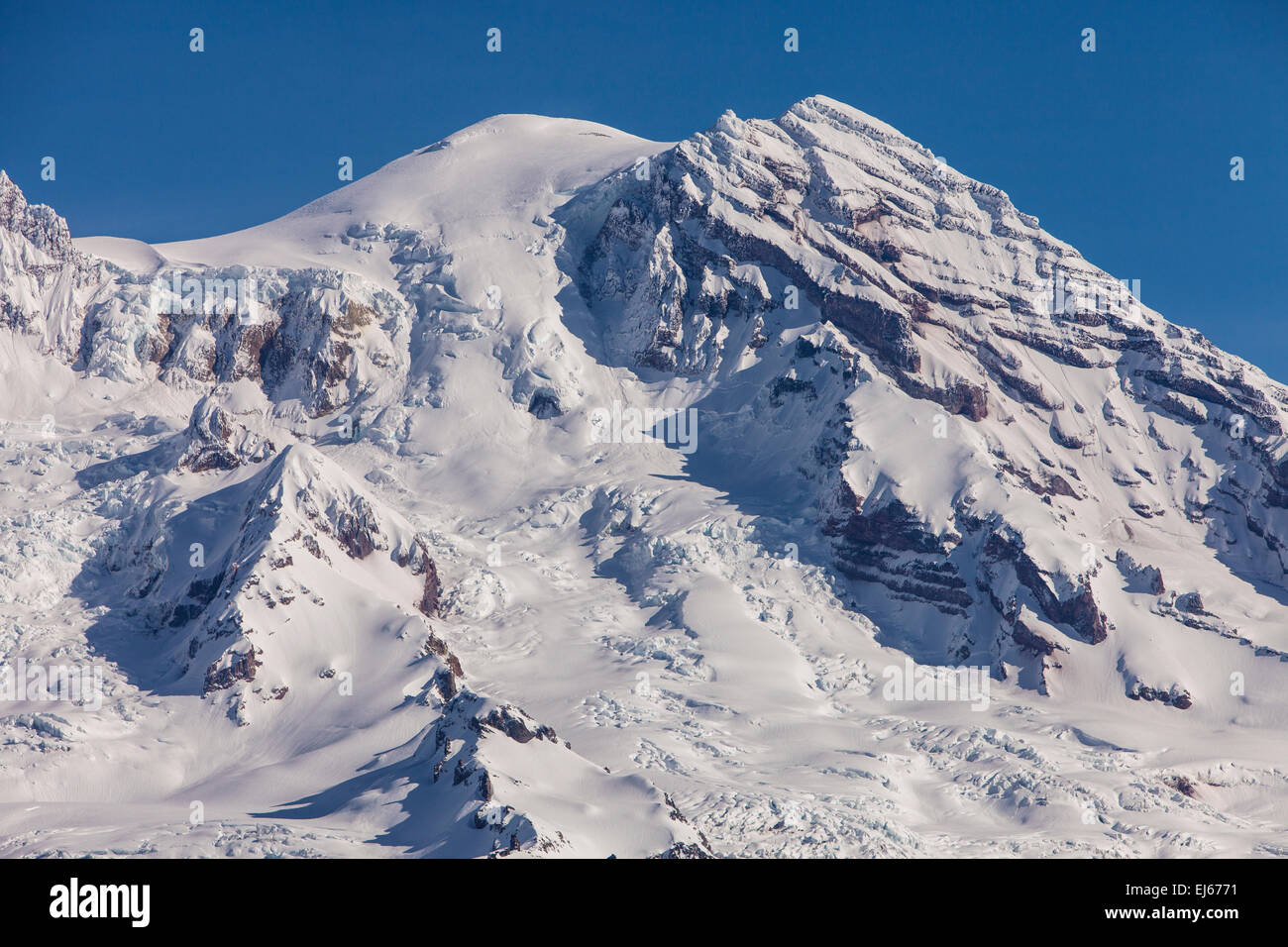 Mount Rainer from Glacier View in winter, Glacier View Wilderness ...