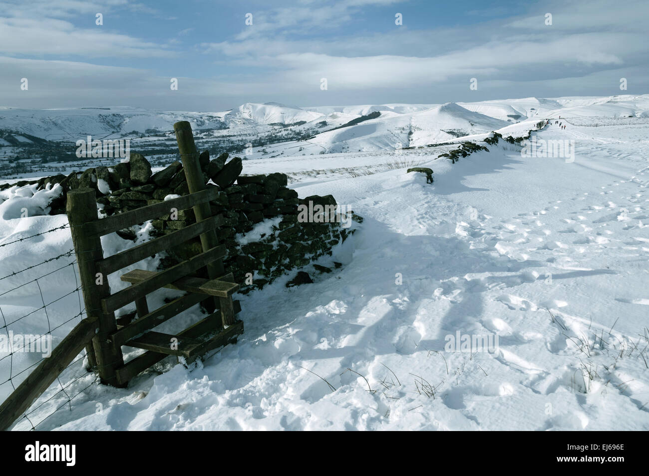 Mam Tor and the hope valley from the west ridge of Win Hill in winter ...