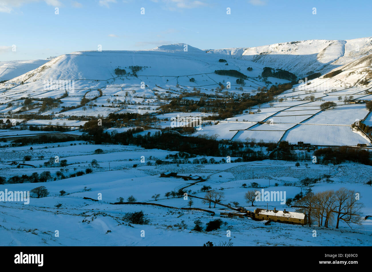 Grindslow Knoll, Grindsbrook Clough and the Kinder Scout plateau in ...