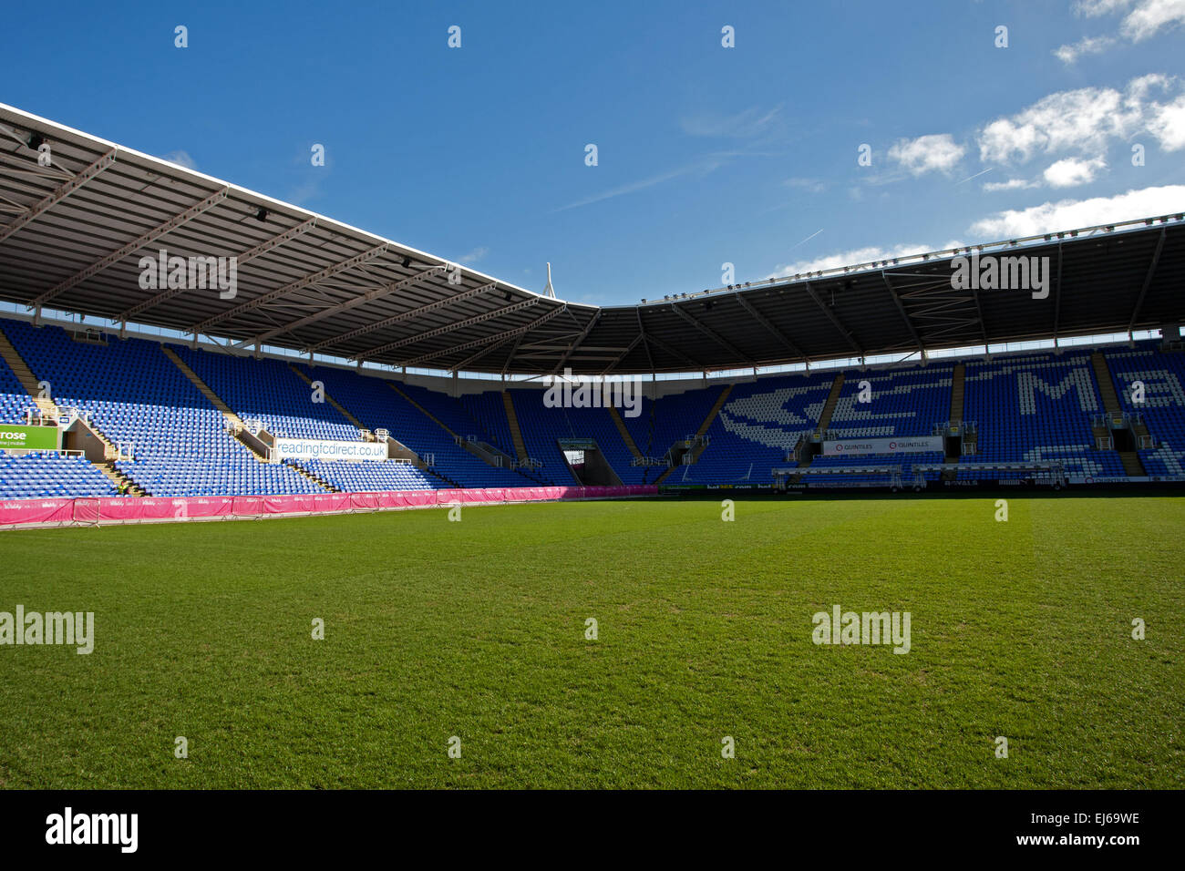 Football stadium crowd pitchside hi-res stock photography and images ...