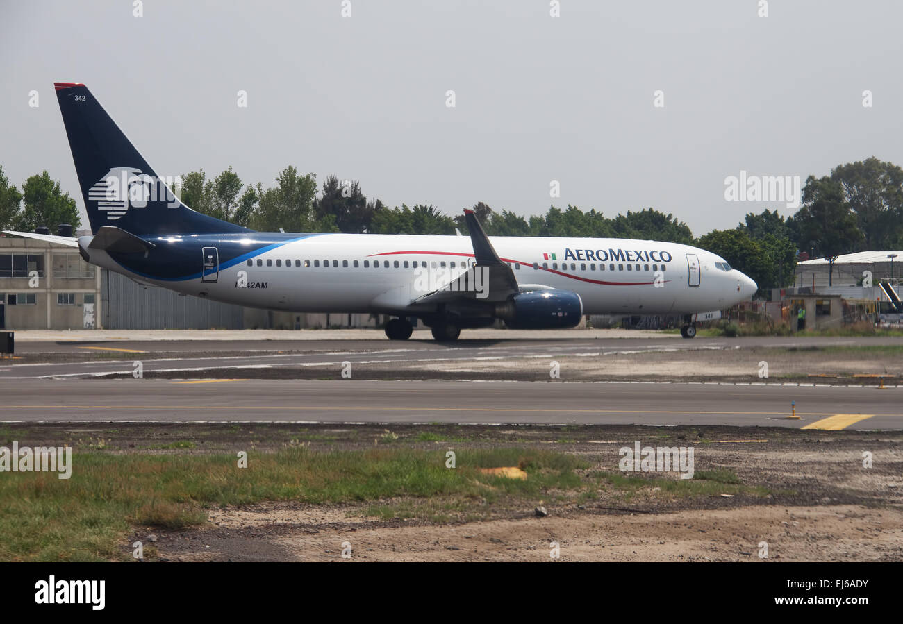 Aero mexico airplane hi-res stock photography and images - Alamy