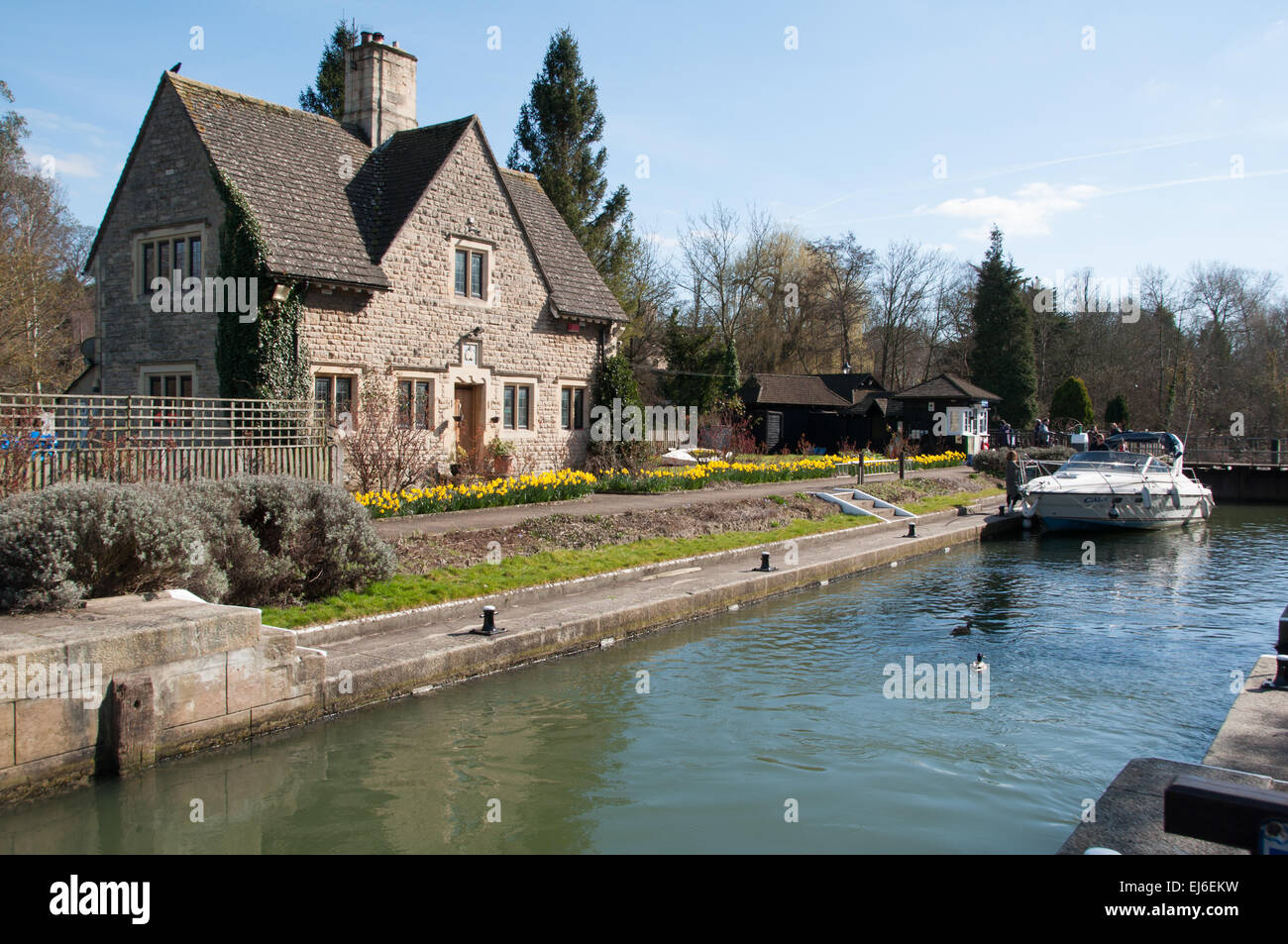 Thames' Iffley Lock in Oxford on sunny day with boat Stock Photo - Alamy
