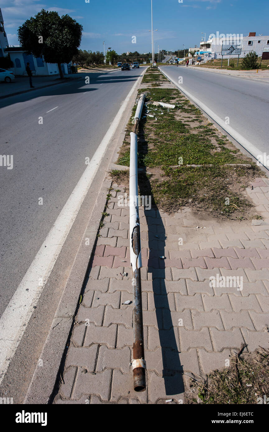 A knocked-over lamppost in the middle of a road through Hammamet ...