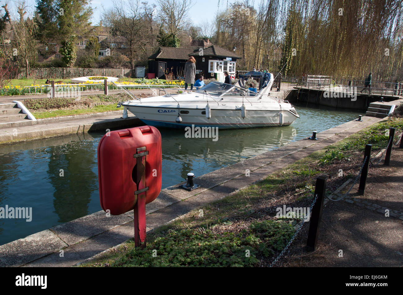 Thames' Iffley Lock in Oxford on sunny day with boat Stock Photo - Alamy