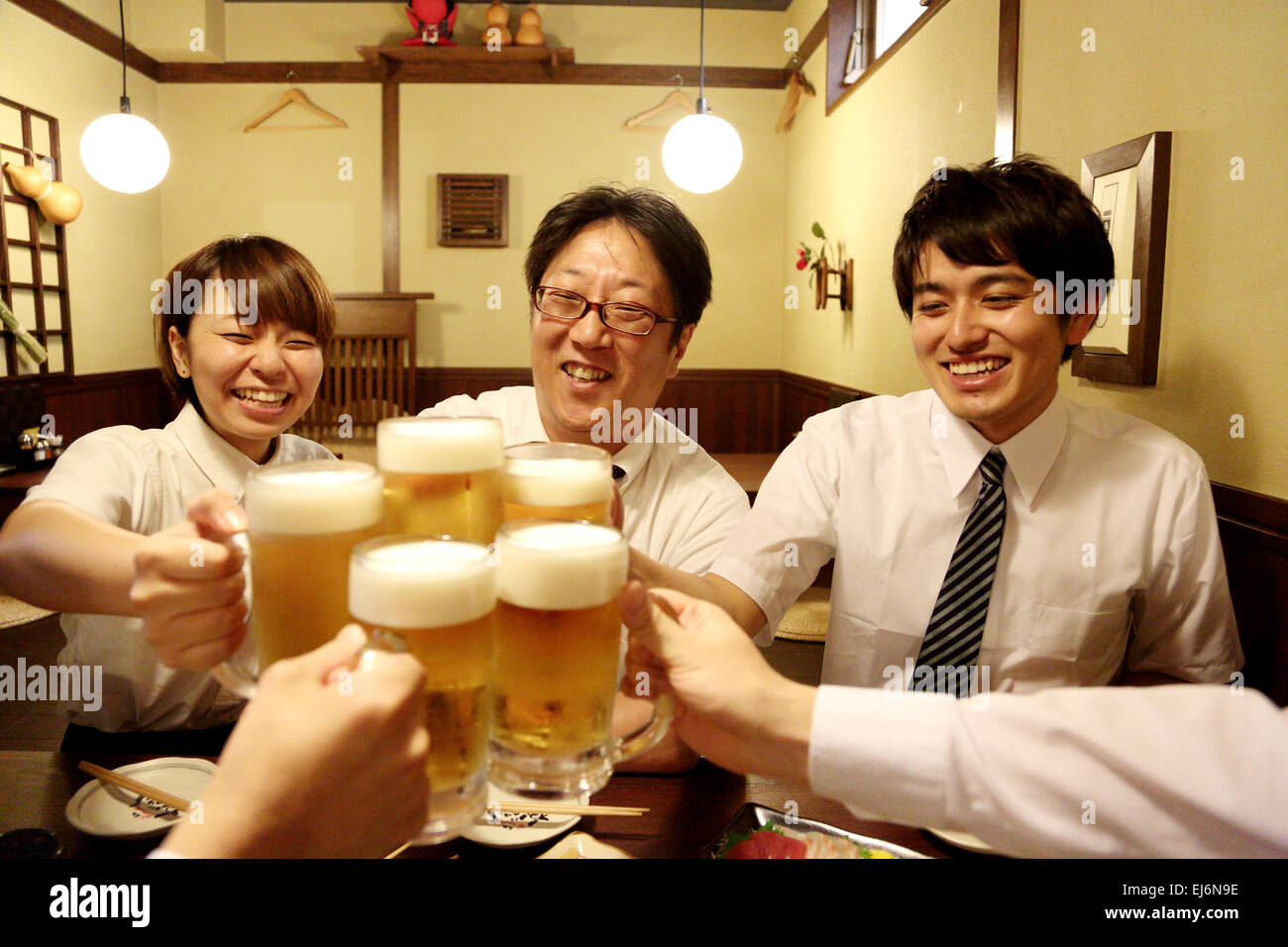 Japanese business people drinking at a Japanese style Izakaya Stock ...