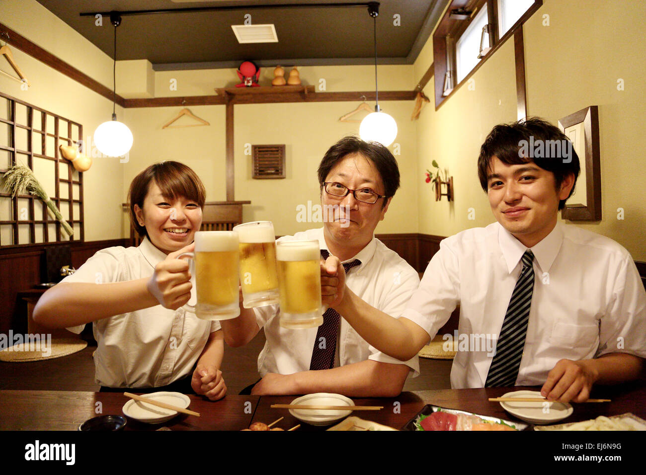 Japanese business people drinking at a Japanese style Izakaya Stock ...