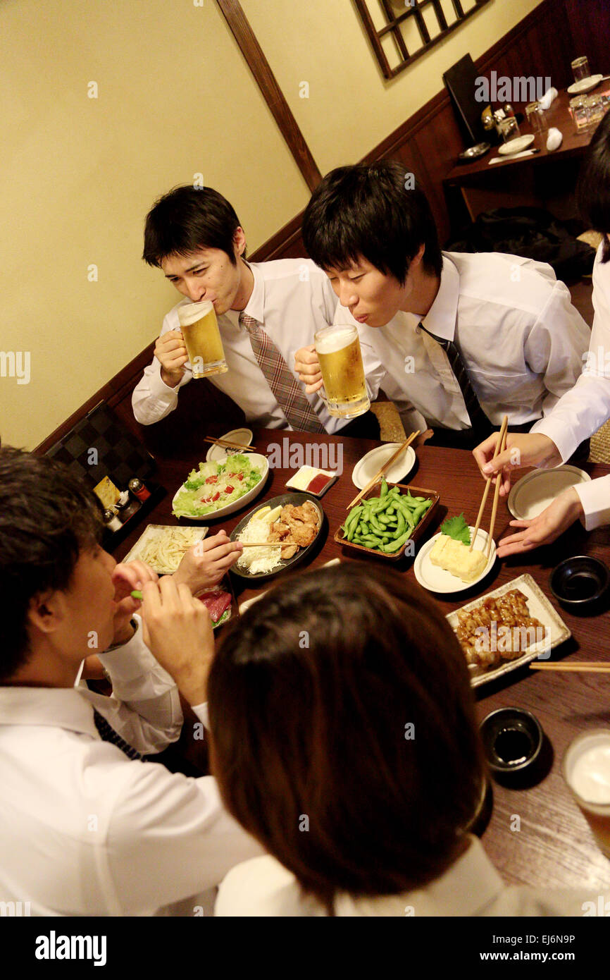 Japanese business people drinking at a Japanese style Izakaya Stock ...