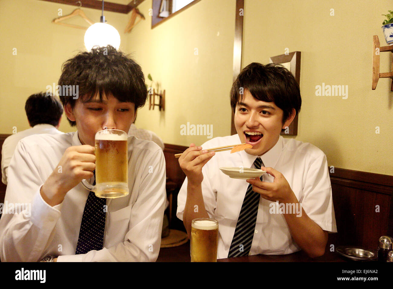 Japanese business people drinking at a Japanese style Izakaya Stock ...