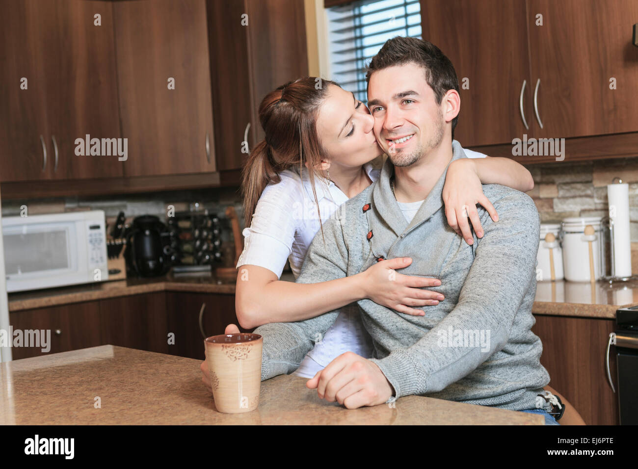 Couple hug kitchen hi-res stock photography and images - Alamy