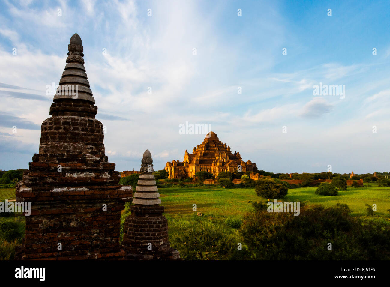 Burma myanmar temple architecture hi-res stock photography and images ...