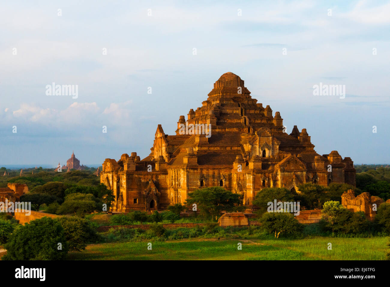 Damayangyi temple hi-res stock photography and images - Alamy