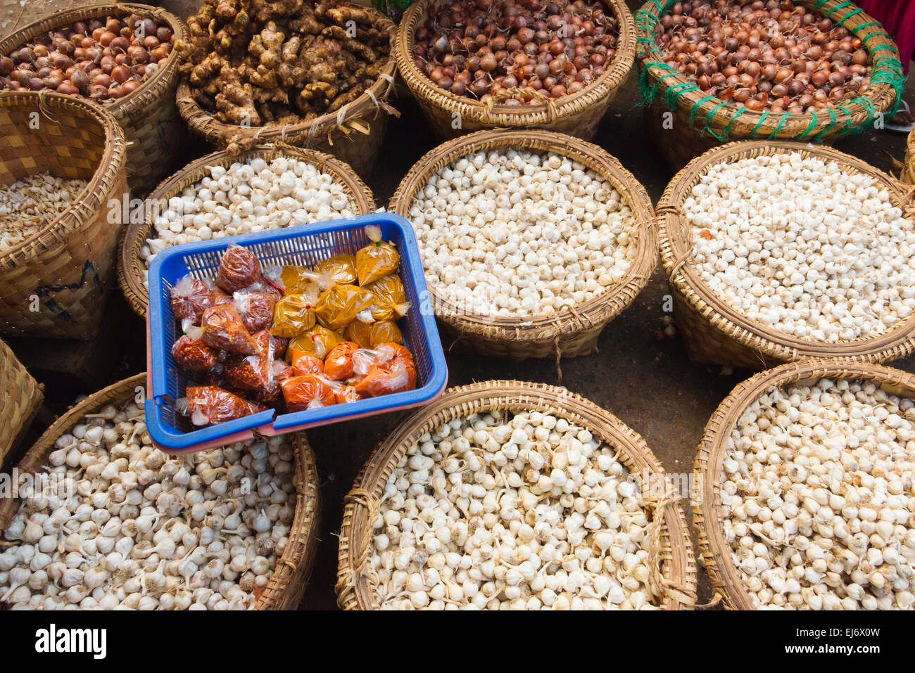 Baskets of spices hi-res stock photography and images - Alamy