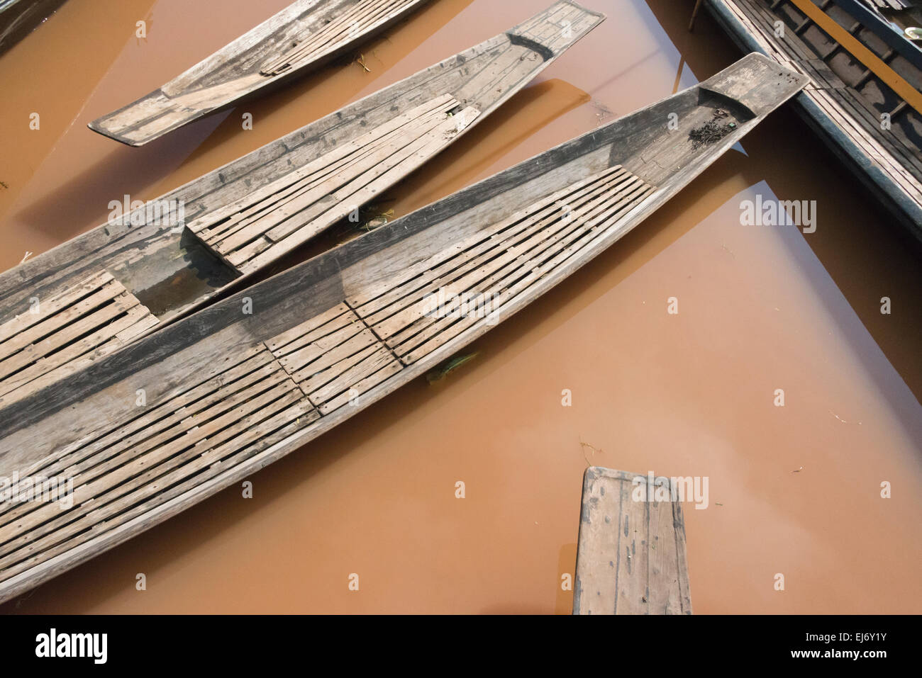Canoes inle lake shan hi-res stock photography and images - Alamy