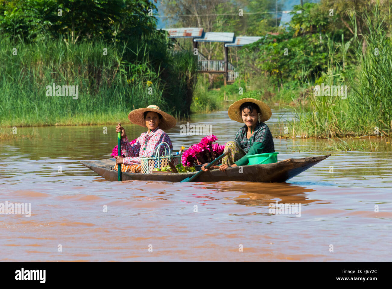 Villagers boat hi-res stock photography and images - Alamy