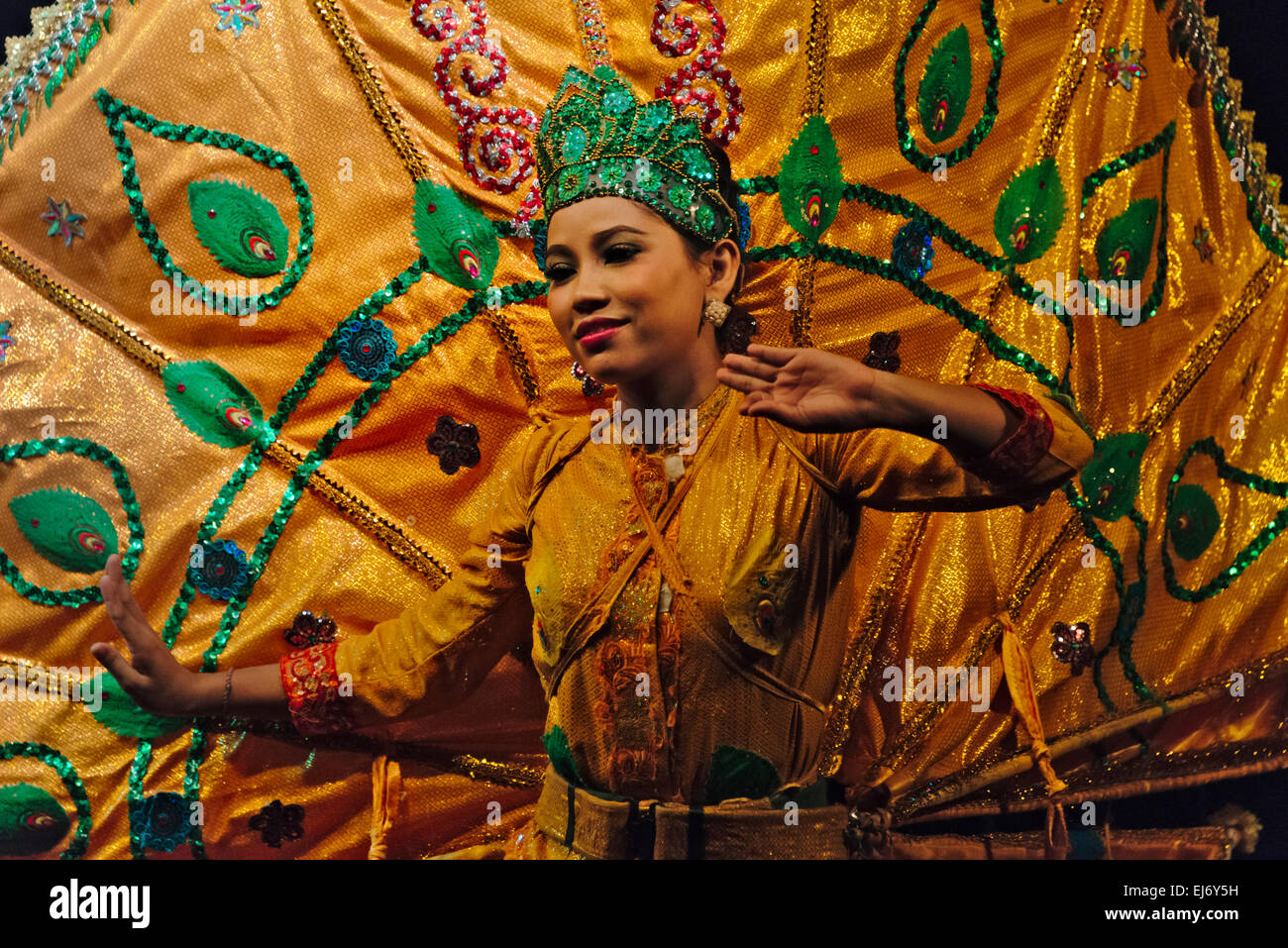 Traditional dance performance, Yangon, Myanmar Stock Photo - Alamy