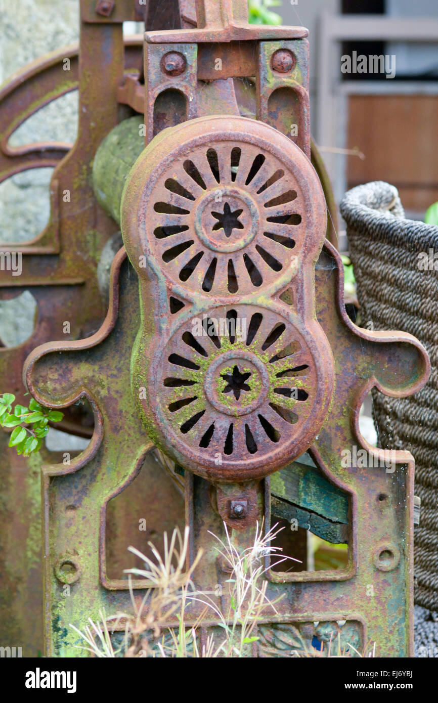 Old clothes mangle hi-res stock photography and images - Alamy