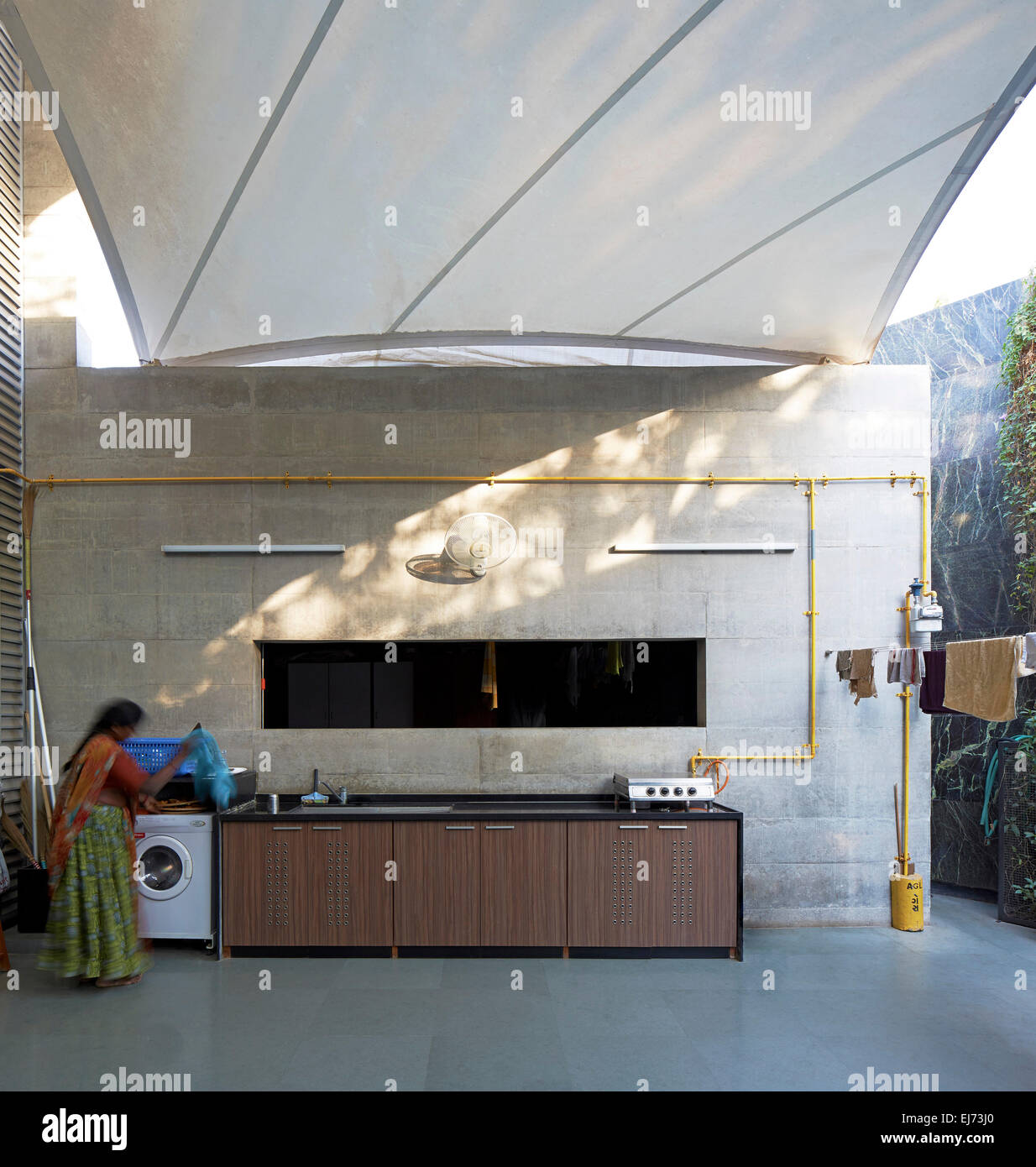 House with walls, Ahmedabad, India. Architect: Matharoo associates ...
