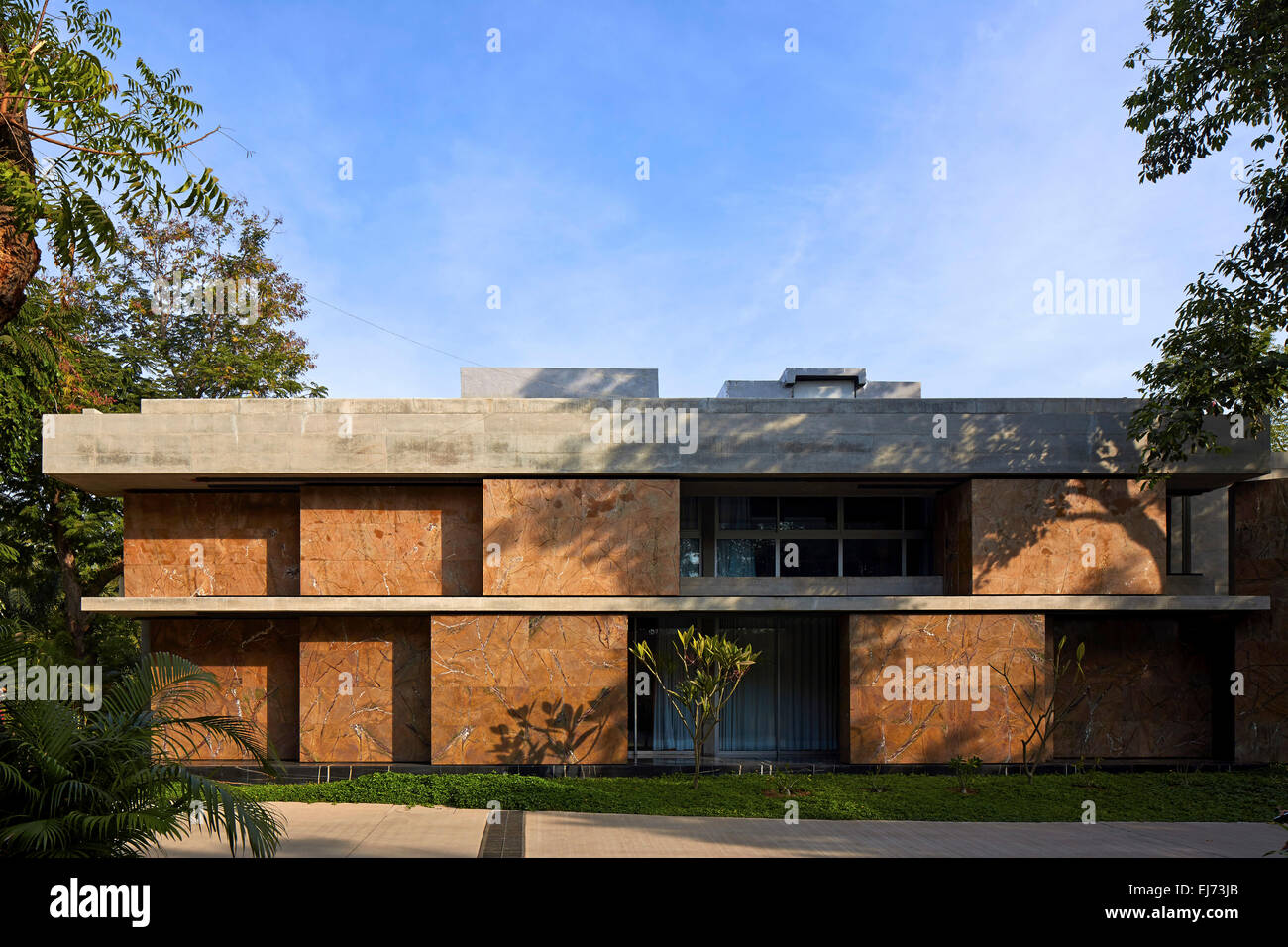 House with walls, Ahmedabad, India. Architect: Matharoo associates ...