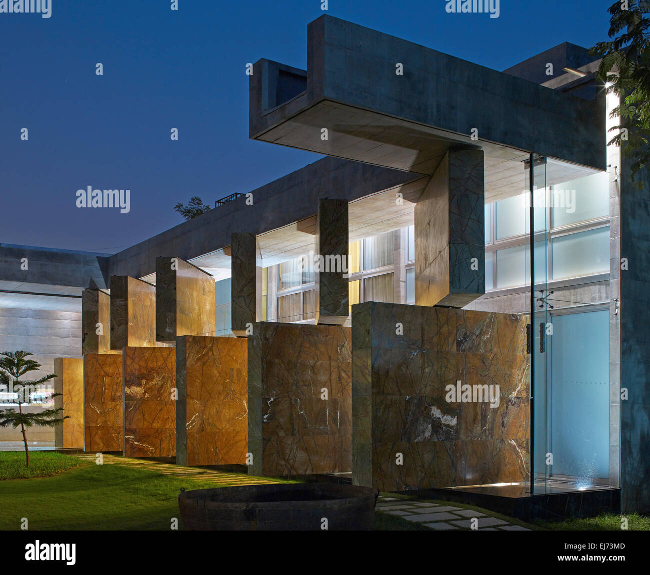 House with walls, Ahmedabad, India. Architect: Matharoo associates ...