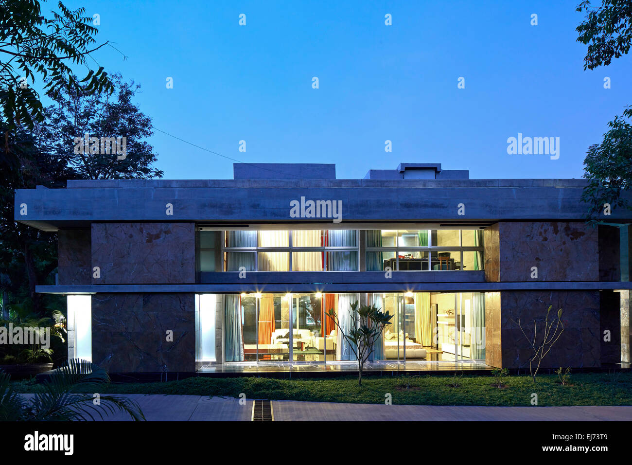 House with walls, Ahmedabad, India. Architect: Matharoo associates ...