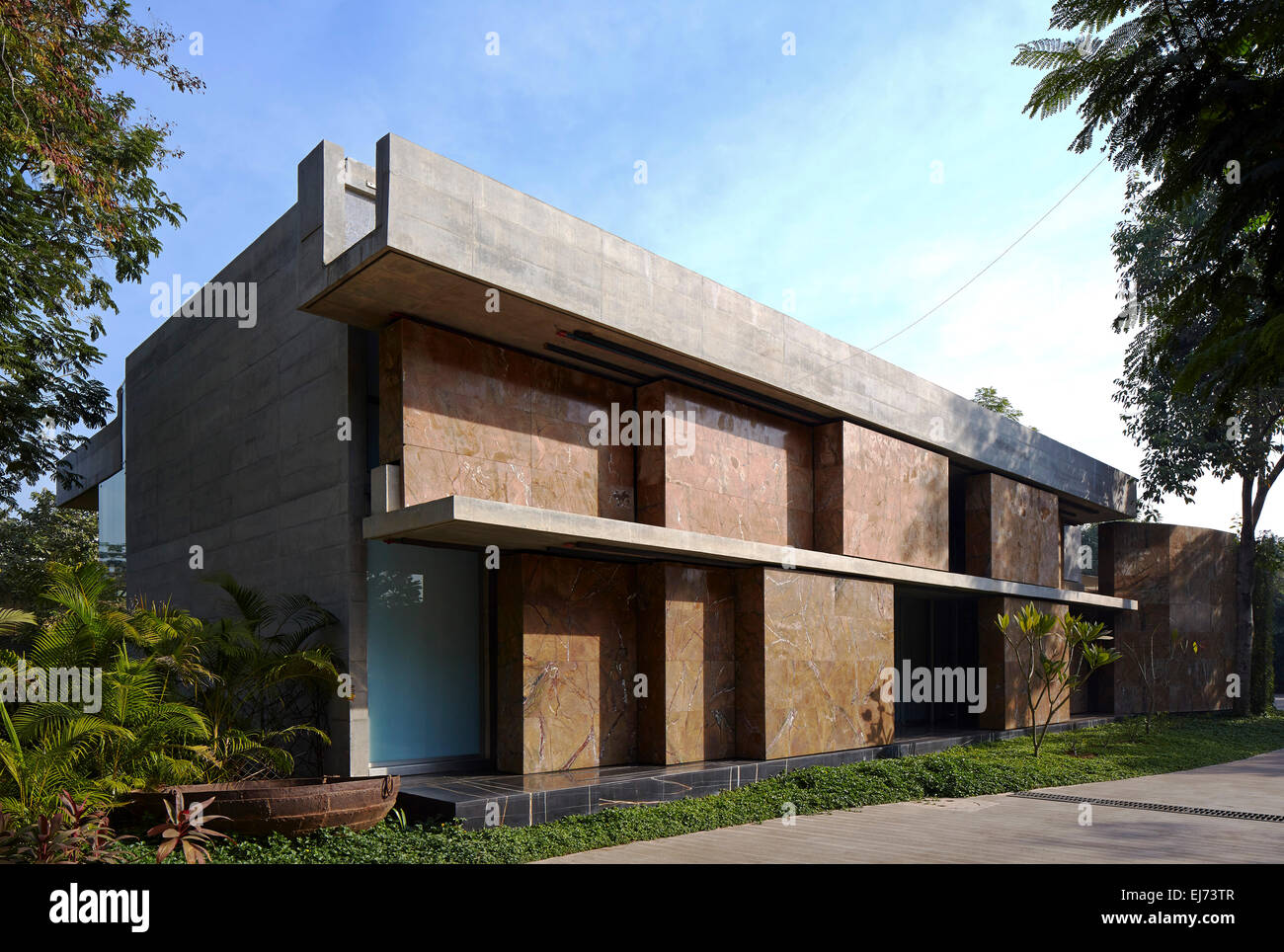 Wall motion sequence 2 house with walls hi-res stock photography and ...