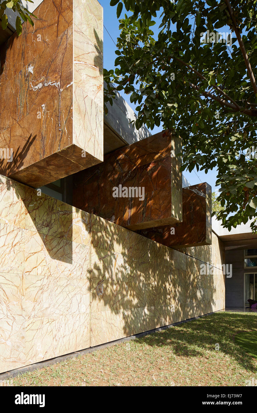 Wall motion Sequence 3. House with walls, Ahmedabad, India. Architect ...