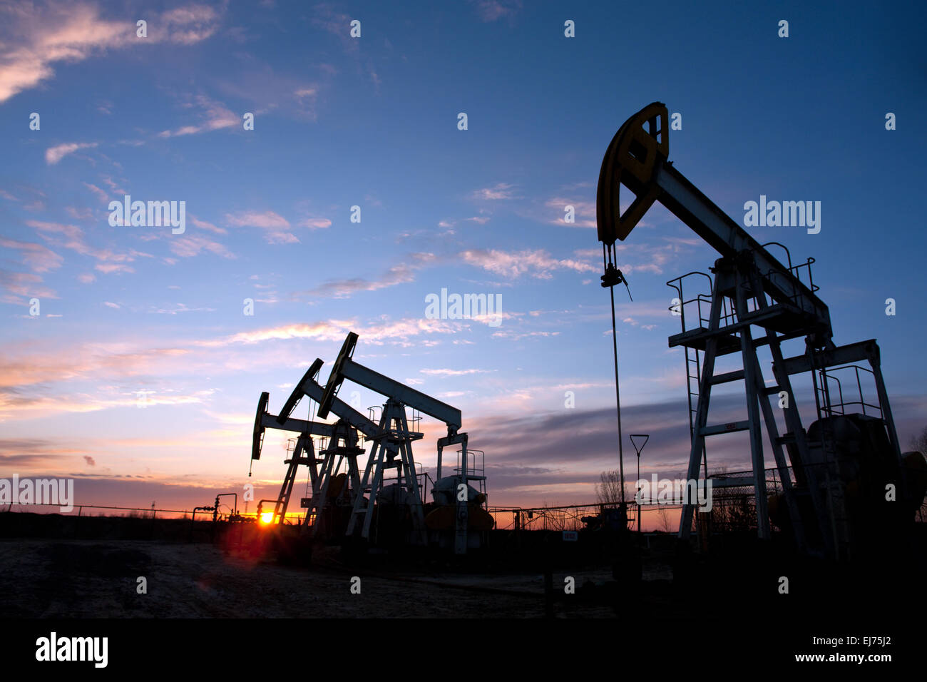 Pump jack hi-res stock photography and images - Alamy