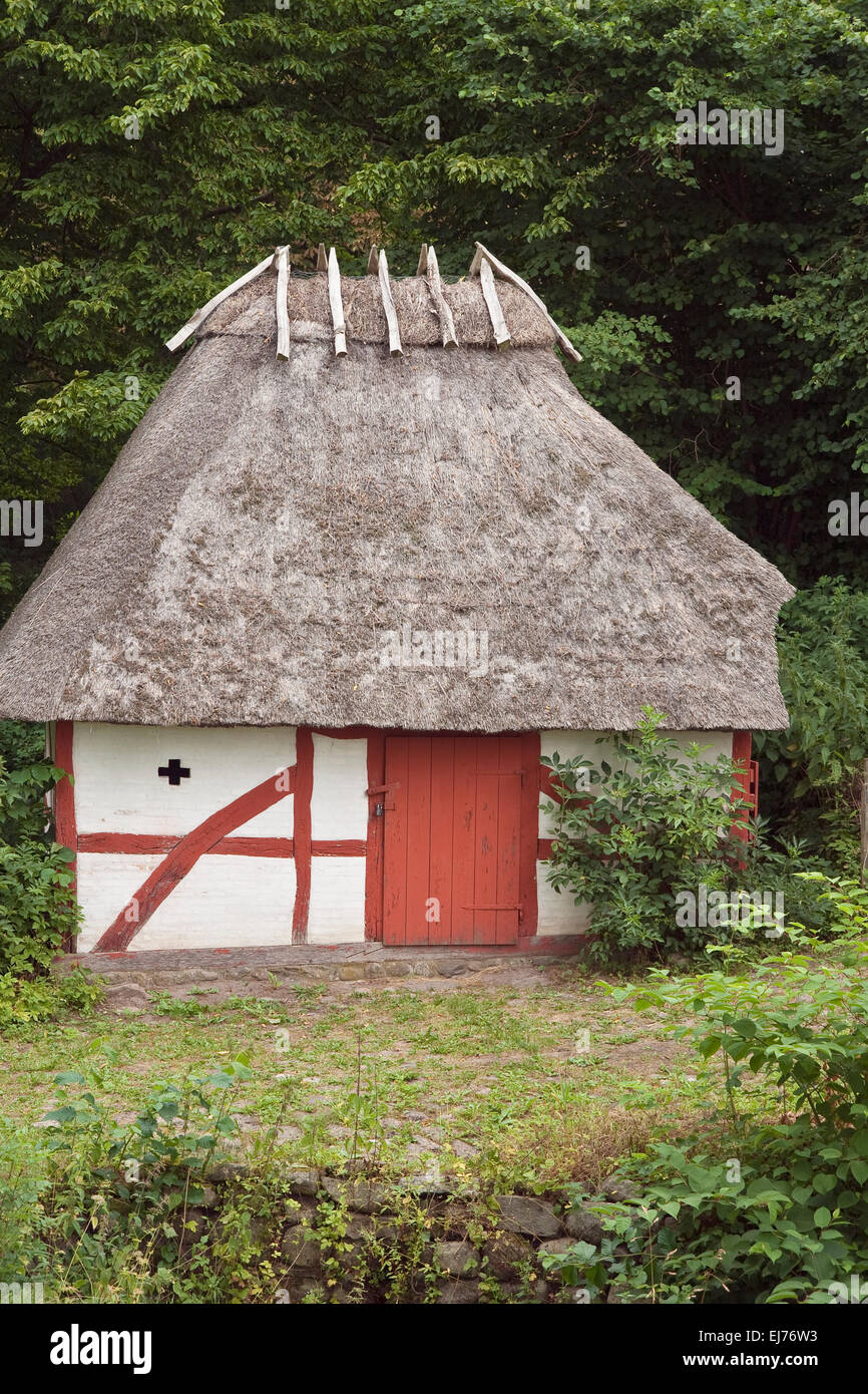 Half timbered thatched cottage hi-res stock photography and images - Alamy