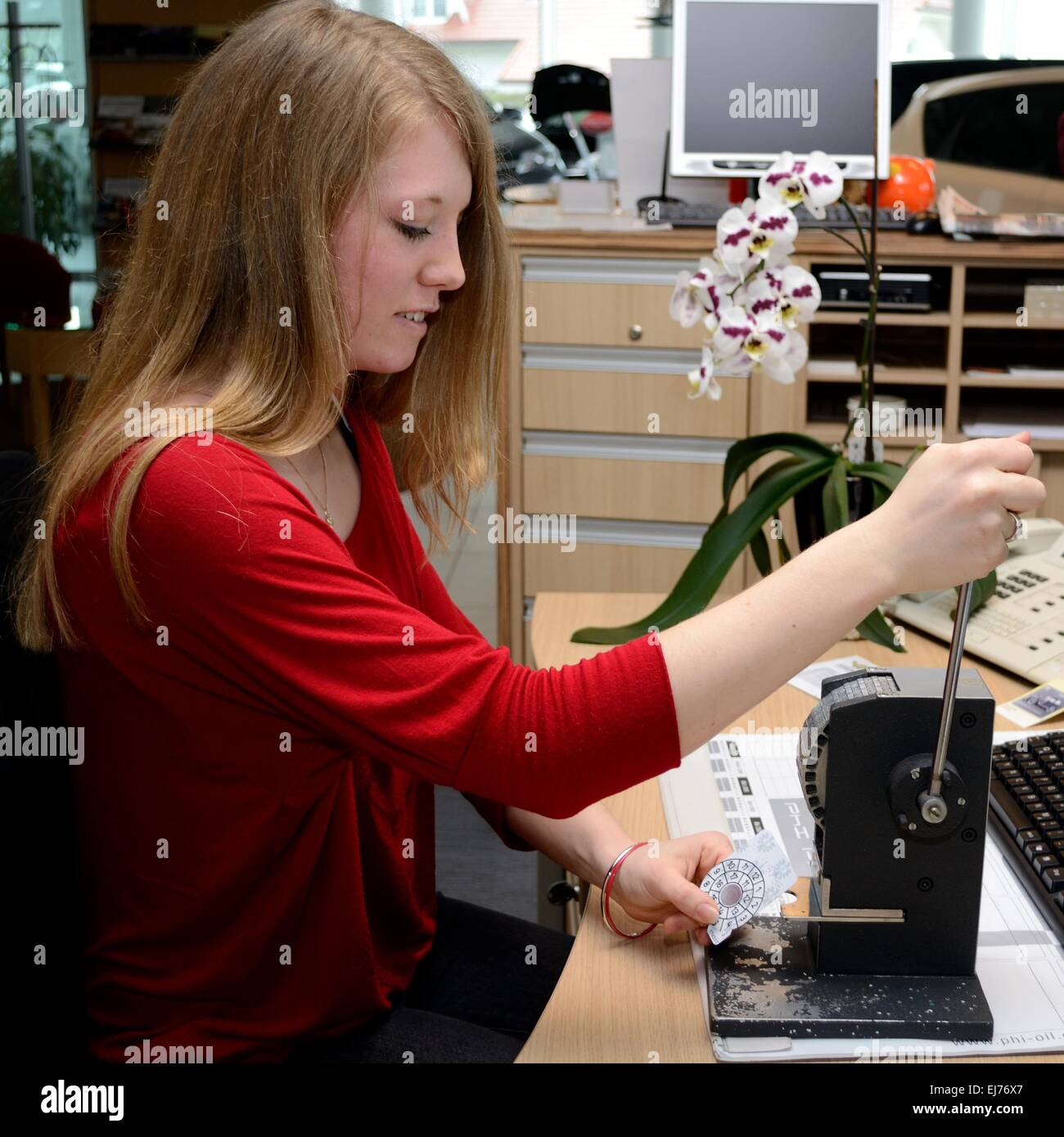 Teen use hi-res stock photography and images - Alamy