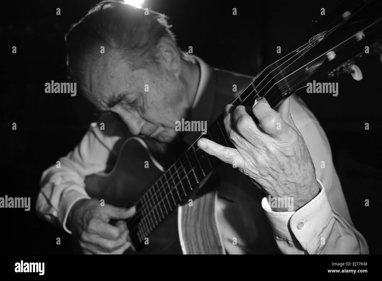 Classic guitarist hi-res stock photography and images - Alamy