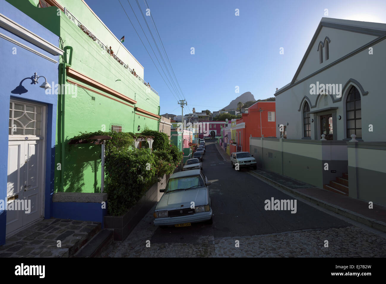 colored houses and Devils Peak in the background at the Bo Kaap quarter ...