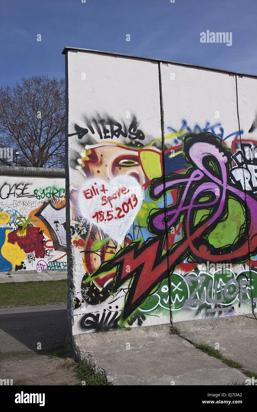 Painted section of berlin wall hi-res stock photography and images - Alamy
