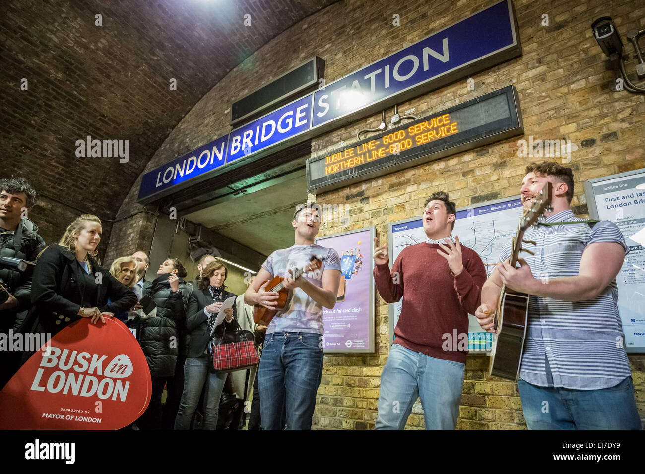 Busker london underground station hi-res stock photography and images ...