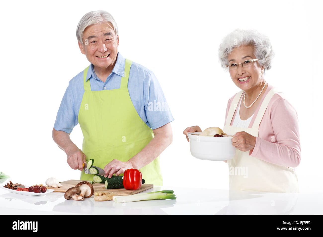 The old couple in the kitchen cooking Stock Photo - Alamy