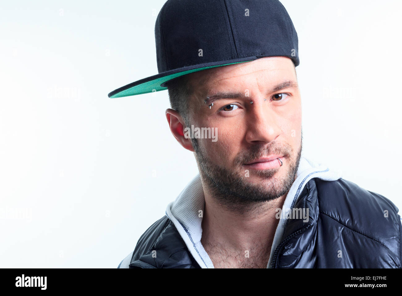 Urban man wearing baseball cap Stock Photo - Alamy