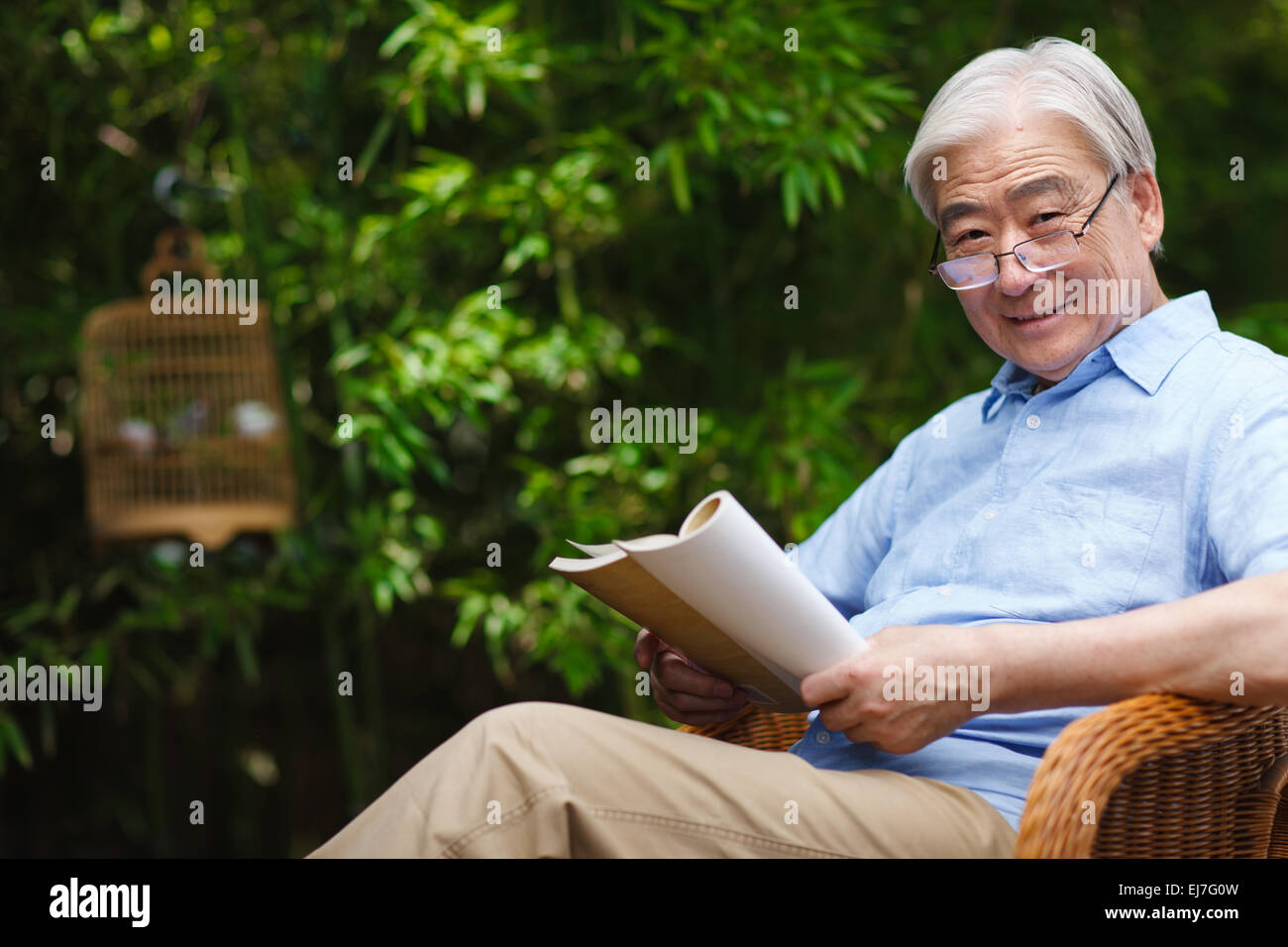 Chinese man reading in china hi-res stock photography and images - Alamy