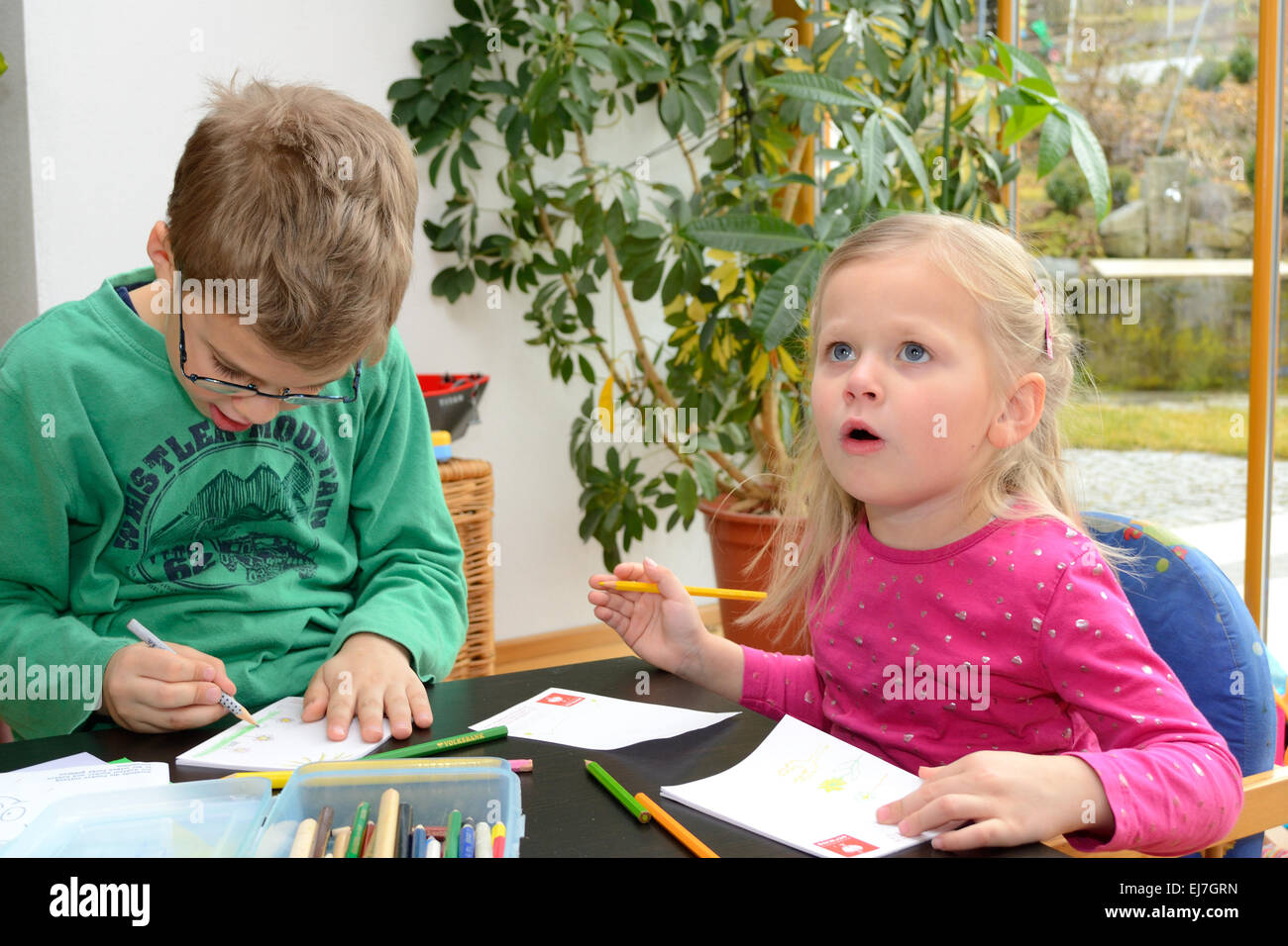 Children when drawing Stock Photo - Alamy