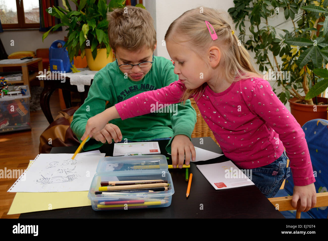 Kindergarten children drawing hi-res stock photography and images - Alamy