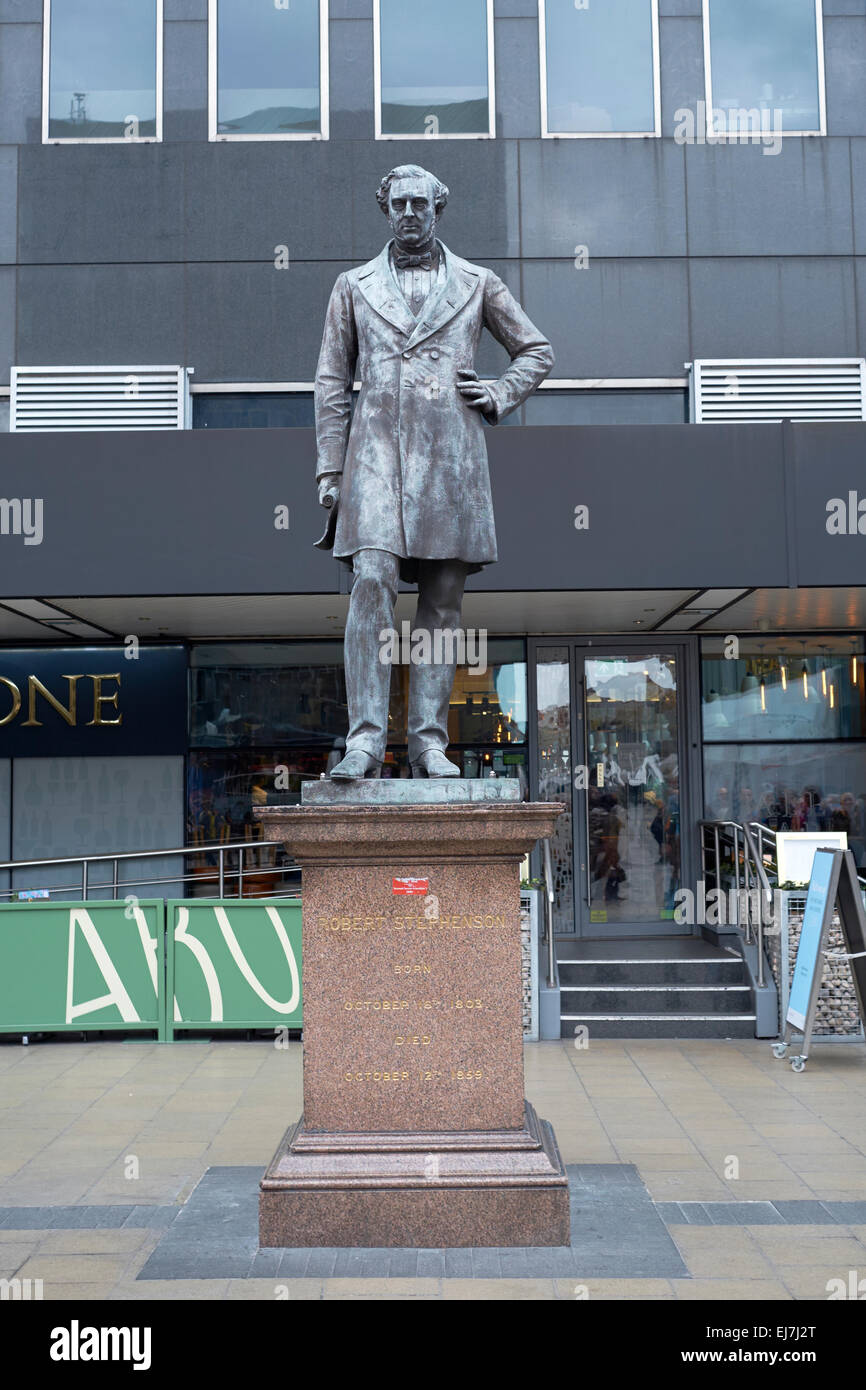 Stephenson statue euston hi-res stock photography and images - Alamy