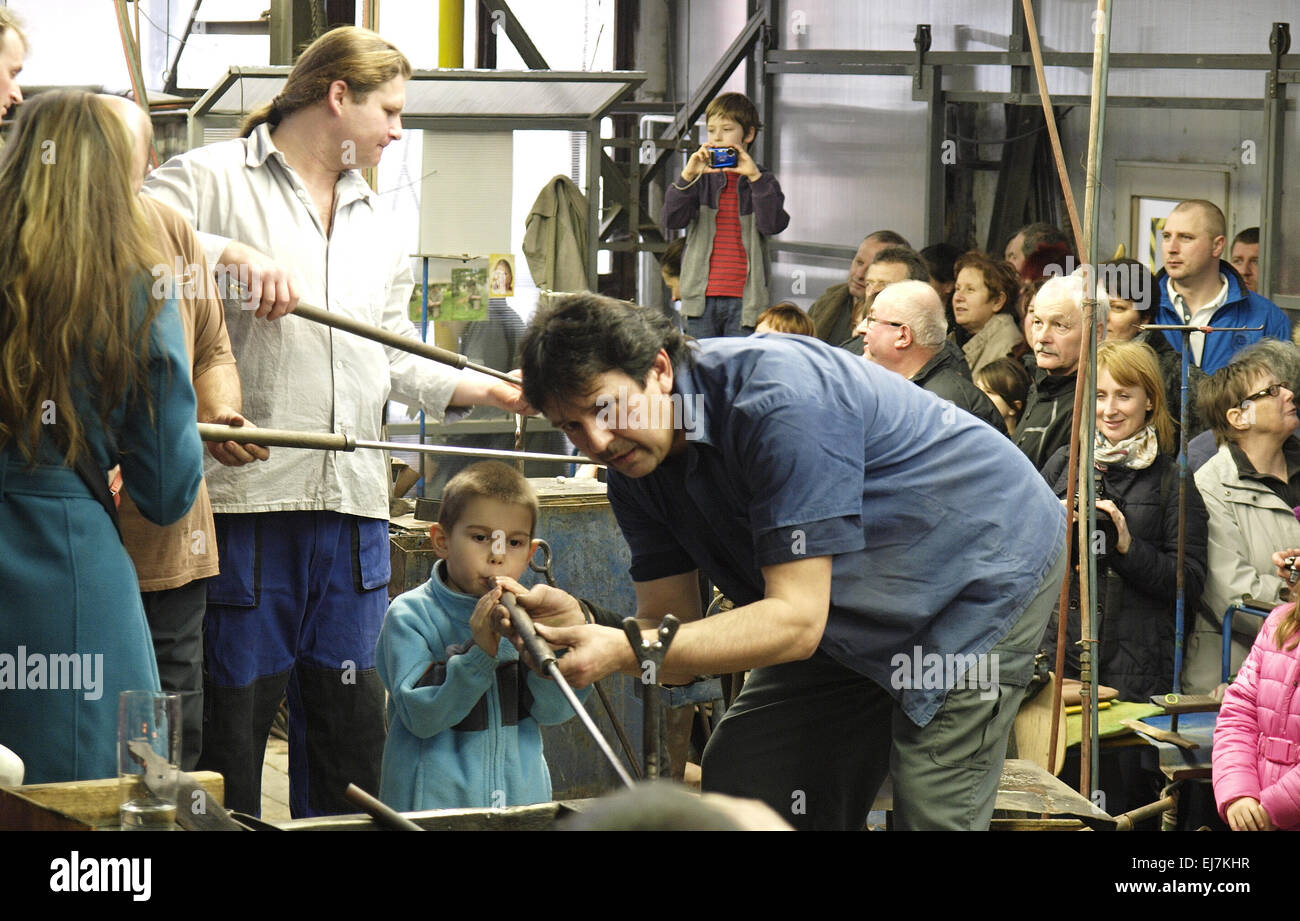 Glassmaker glassblower glass hi-res stock photography and images - Alamy