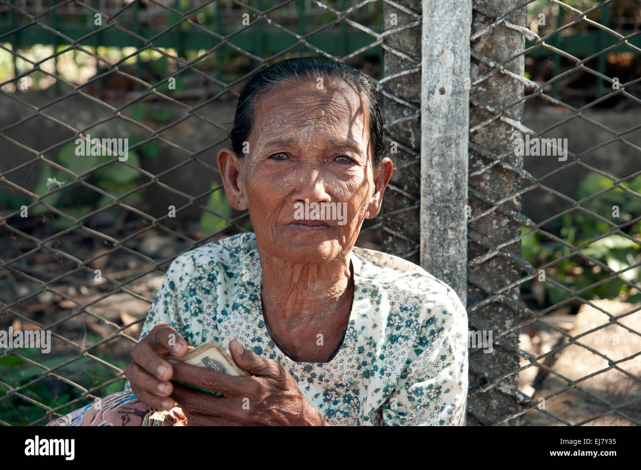 Old portrait lady hi-res stock photography and images - Alamy